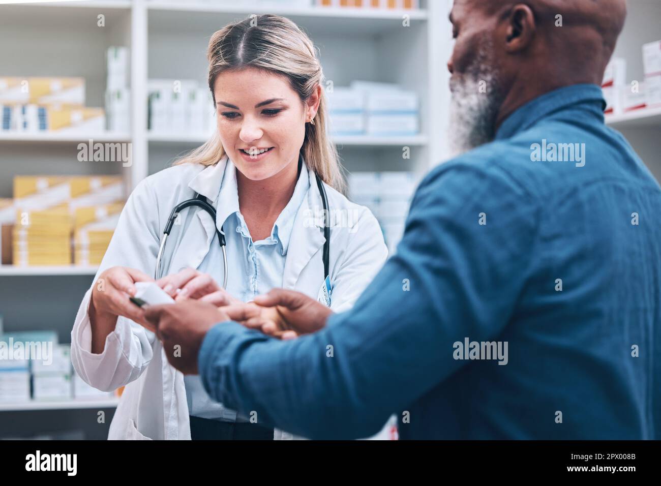 Gesundheitswesen, Apotheker und Mann an der Theke, Medizin, verschreibungspflichtige Medikamente ...