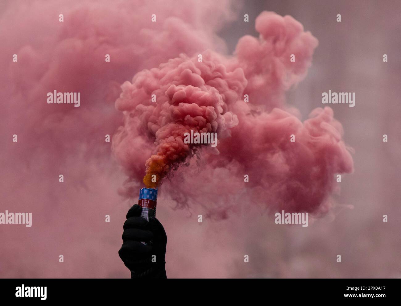 01. Mai 2023, Hessen, Frankfurt/Main: Kapuzenbesucher an einer demonstrationsmarsch durch die ...