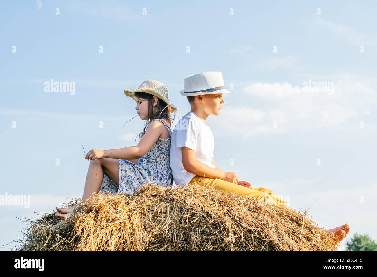 Porträt von zwei barfuß-Kindern, Jungen und Mädchen mit spica im Mund ...