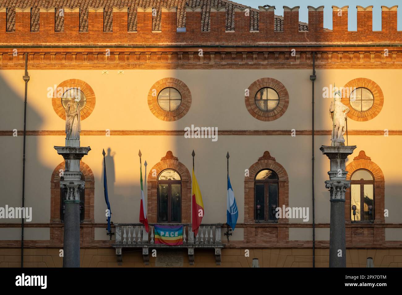 Das Ravenna-Rathaus vom Balkon aus sind 4 Flaggen ausgestellt ...
