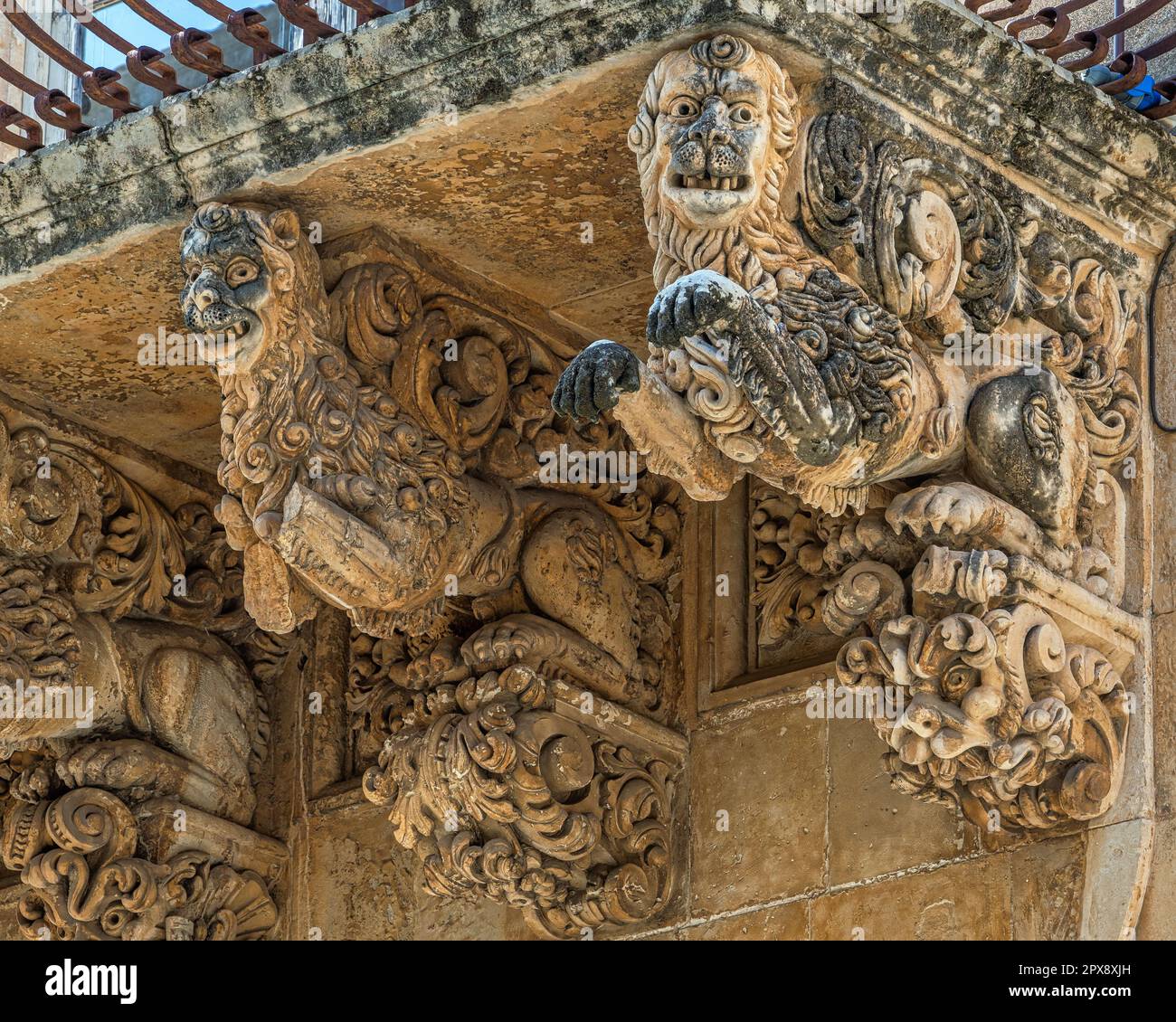Barocke balkone von palazzo nicolaci -Fotos und -Bildmaterial in hoher ...