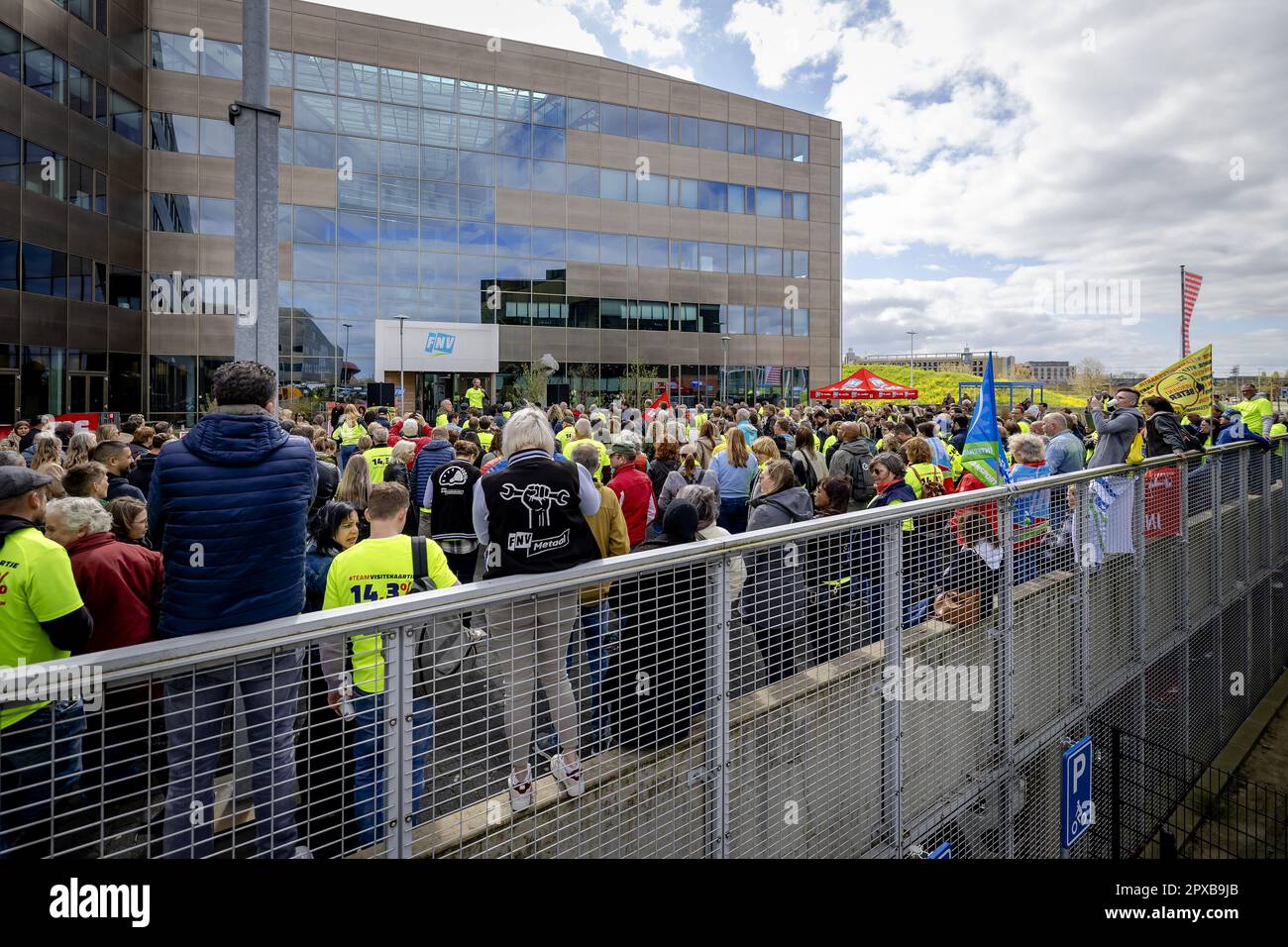 UTRECHT - Angestellte der FNV während eines Streiktreffens im zentralen ...