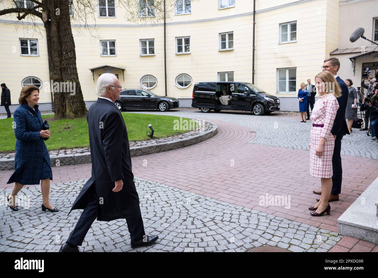 König Carl Gustaf und Königin Silvia werden von Estlands ...