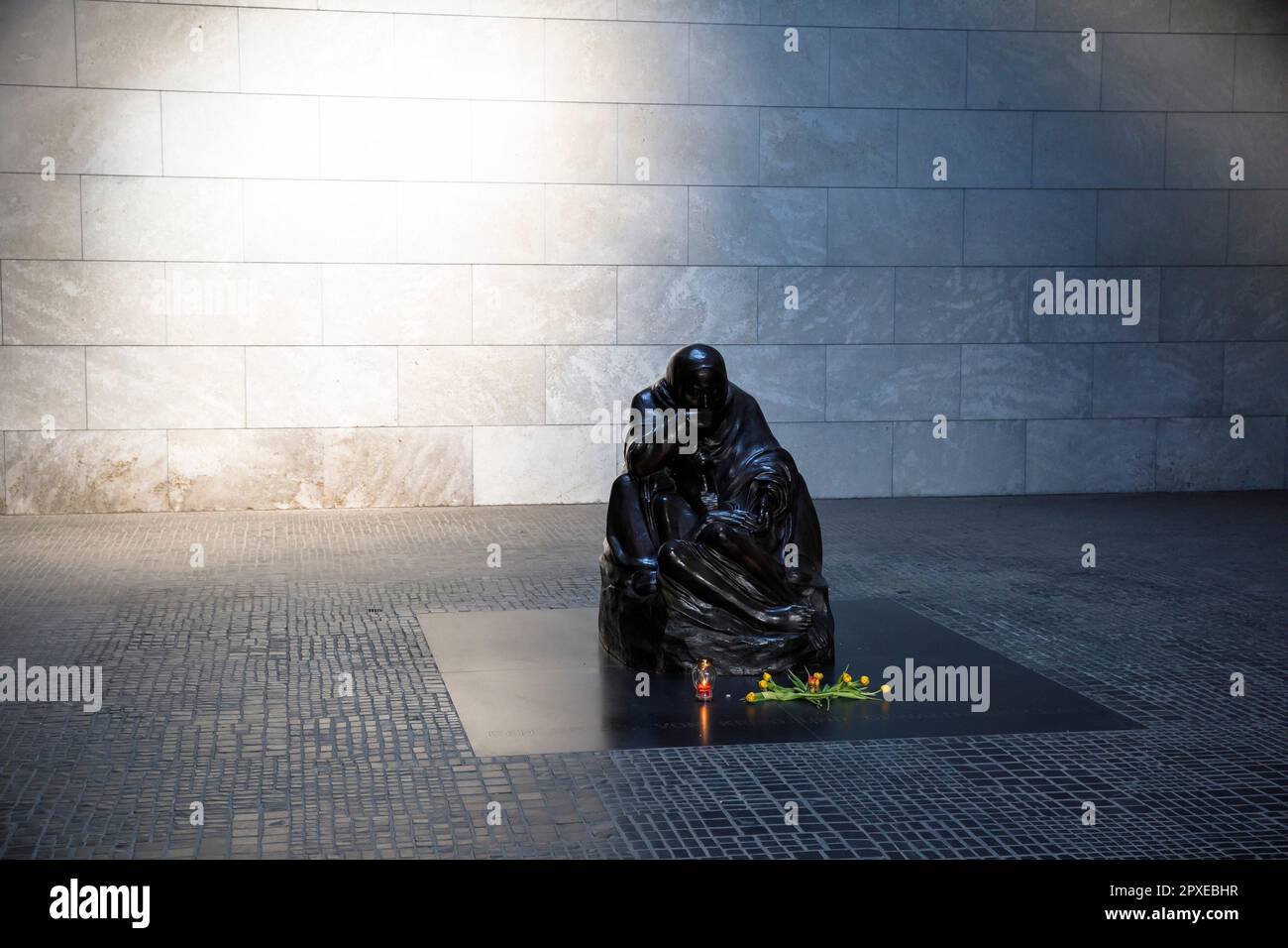 Kathe kollwitz mutter mit ihrem toten sohn oder pieta -Fotos und -Bildmaterial in hoher ...