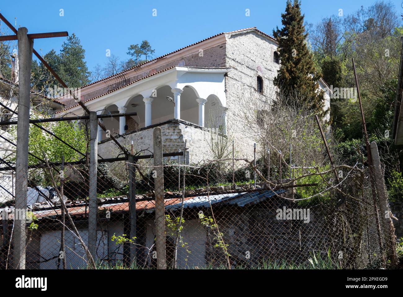 MELNIK, BULGARIEN - 13. APRIL 2023: Typische Straßen und alte Häuser in ...