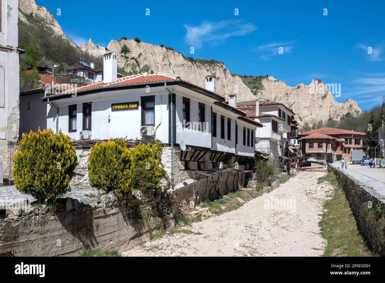 MELNIK, BULGARIEN - 13. APRIL 2023: Typische Straßen und alte Häuser in ...