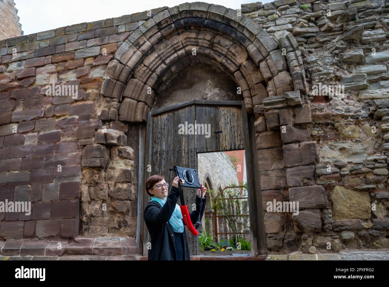02. Mai 2023, Sachsen-Anhalt, Memleben: Mit Hilfe der ...