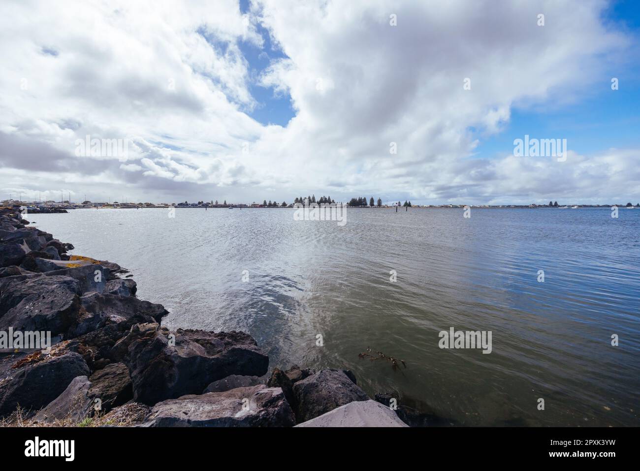 PORT MACDONNELL, AUSTRALIEN - April 9 2023: Strandblick rund um Sea ...