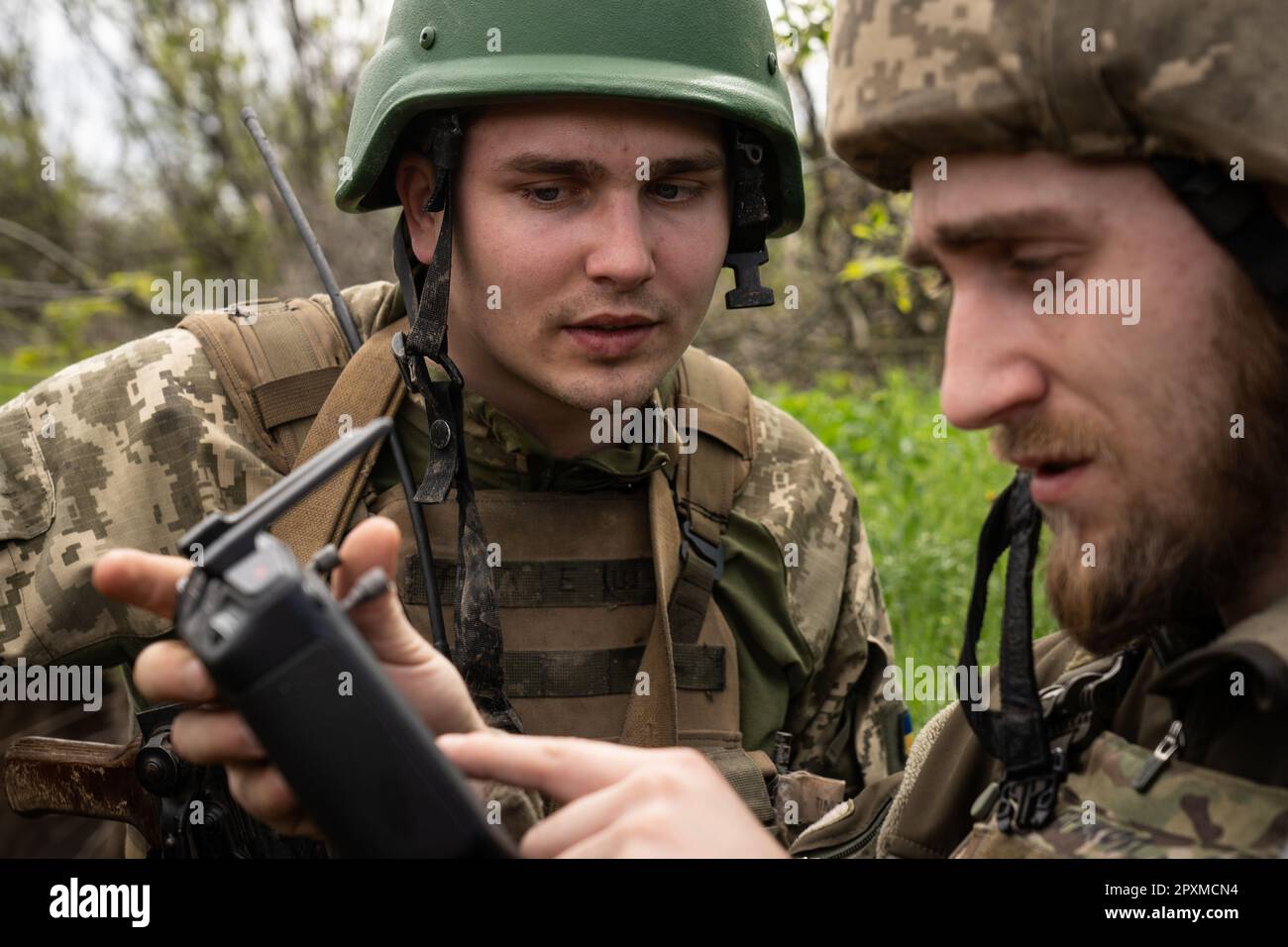 Ukrainische Soldaten werden dabei beobachtet, wie sie die Position auf dem Monitor während einer ...