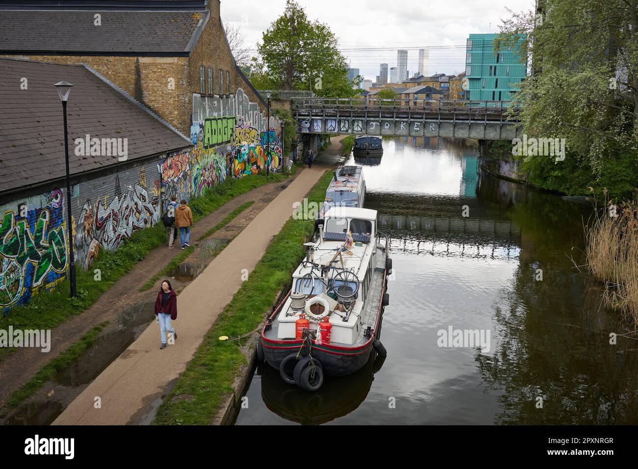 Person, die auf dem leinpfad geht -Fotos und -Bildmaterial in hoher ...