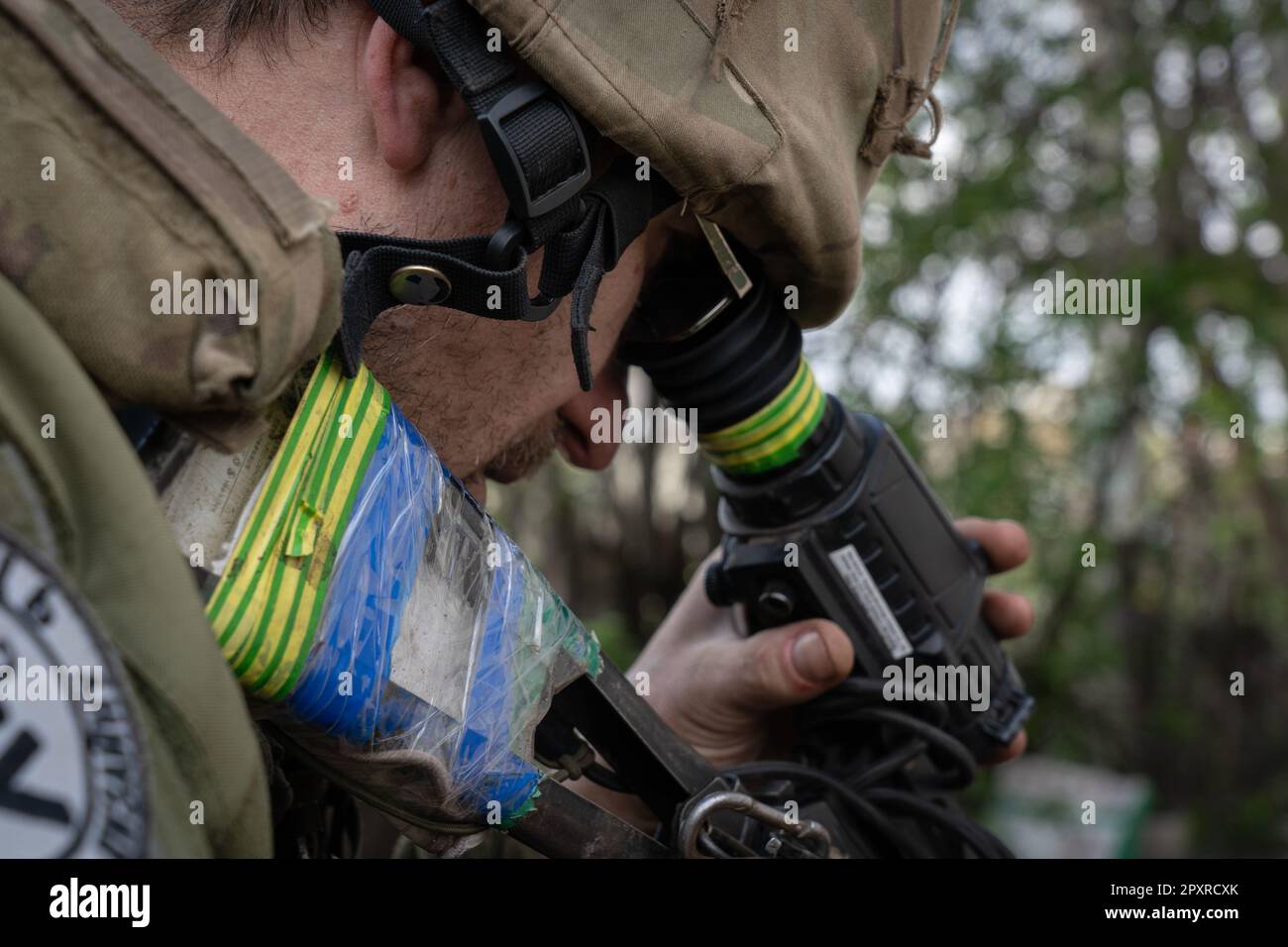 24. April 2023, Ukraine: Ein ukrainischer Soldat wird gesehen, wie er seine Wärmebildkamera in ...