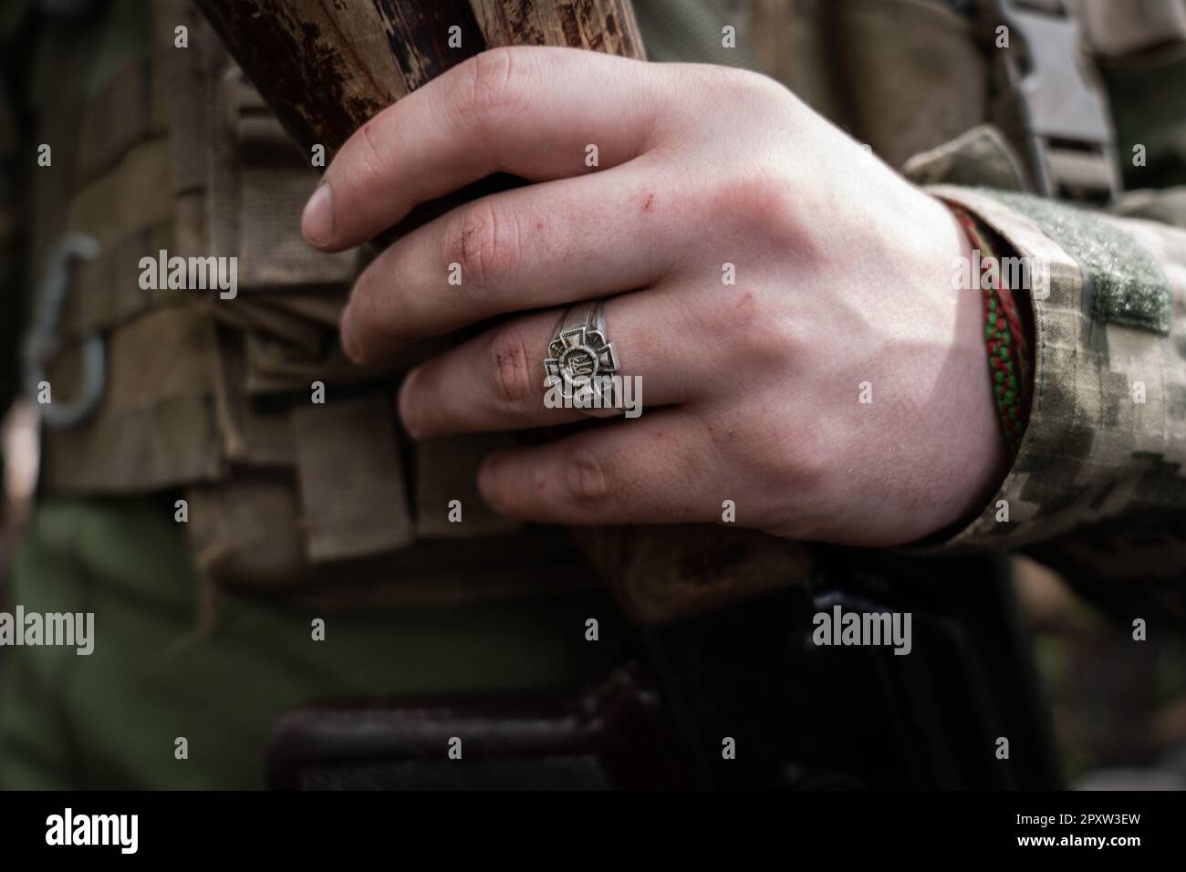 24. April 2023, Ukraine: Ukrainischer Soldat, Anton trägt einen Siegelring mit eingraviertem ...