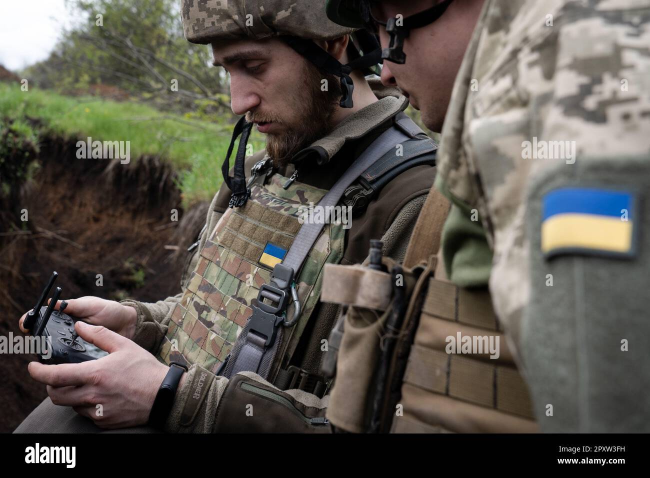 25. April 2023, Ukraine: Ukrainische Soldaten werden gesehen, wie sie den Standort auf dem ...