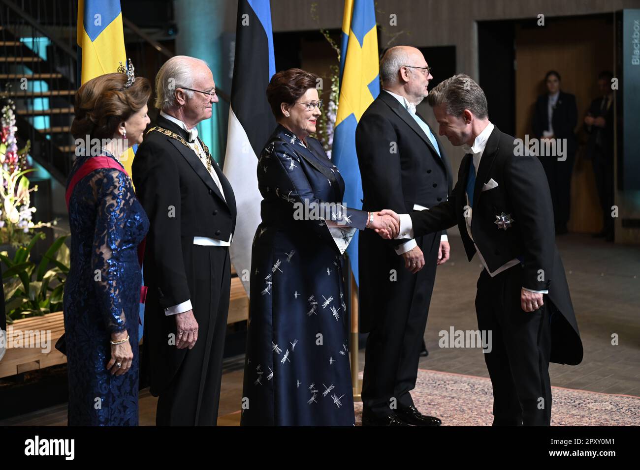 Die schwedische Königin Silvia, König Carl Gustaf und die Gastgeber des ...