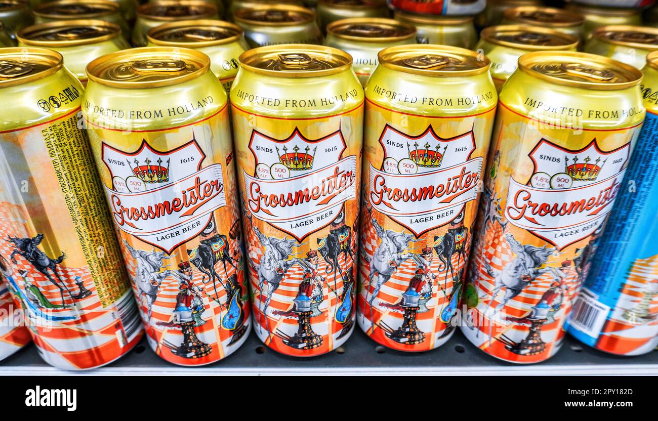 Samara, Russland - 30. April 2023: Holländisches Konservenbier Großmeister auf einem Regal in ...