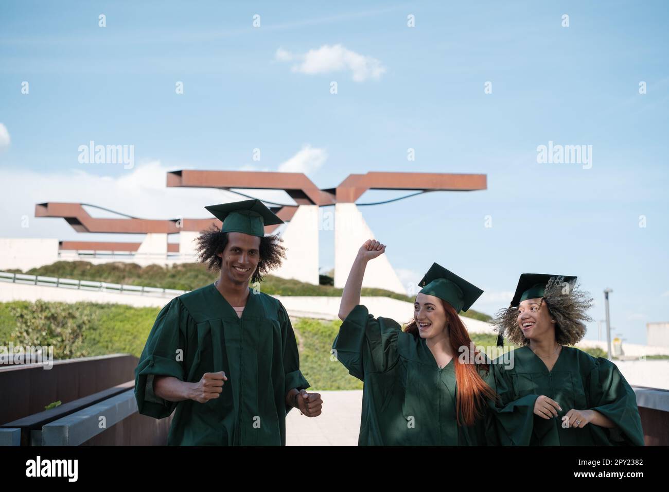 Glückliche Studenten feiern den Abschluss und die Errungenschaft ihres ...