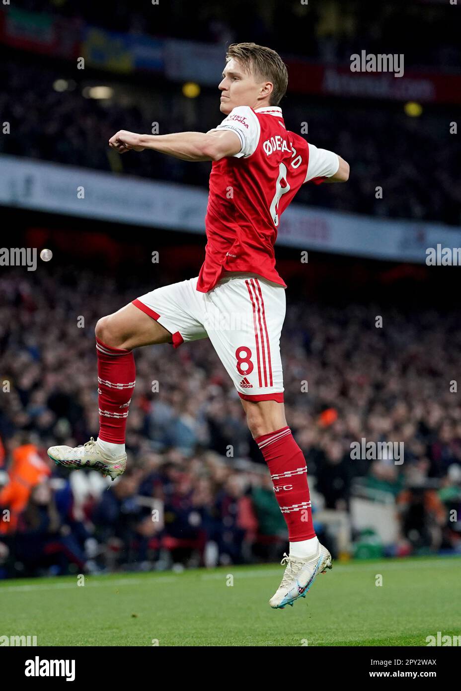 Der Martin Odegaard von Arsenal feiert das erste Tor seiner Seite ...