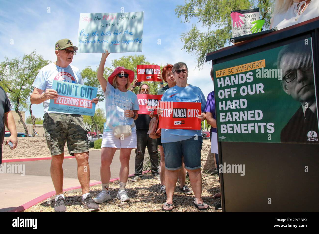 Die Leute versammeln sich vor dem Büro der USA Repräsentant David ...