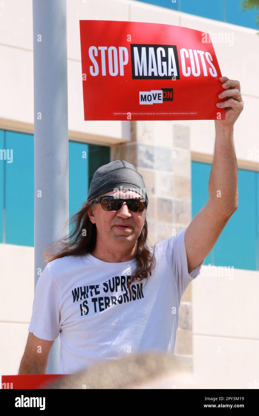 Die Leute versammeln sich vor dem Büro der USA Repräsentant David ...