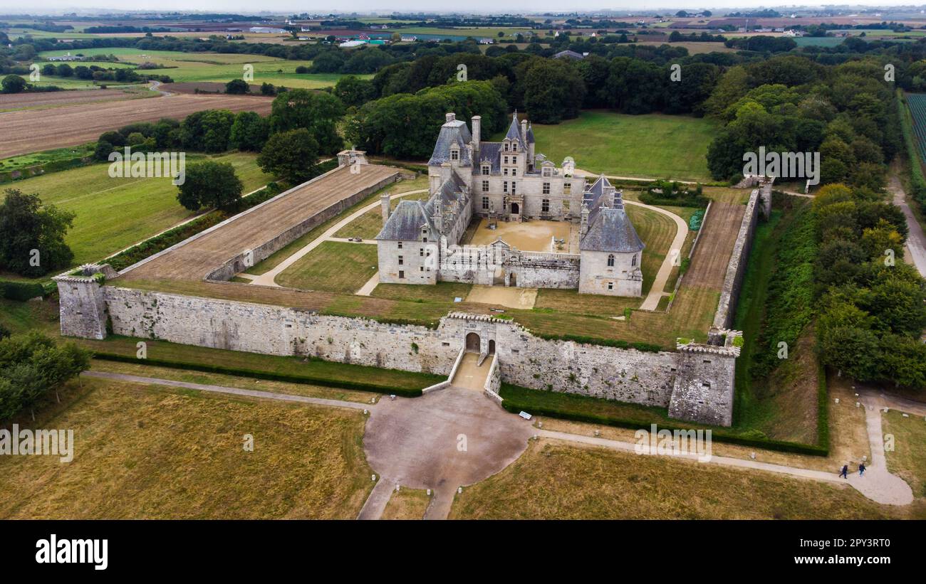 Das Schloss Kerjean in der Bretagne aus der Vogelperspektive - ein ...