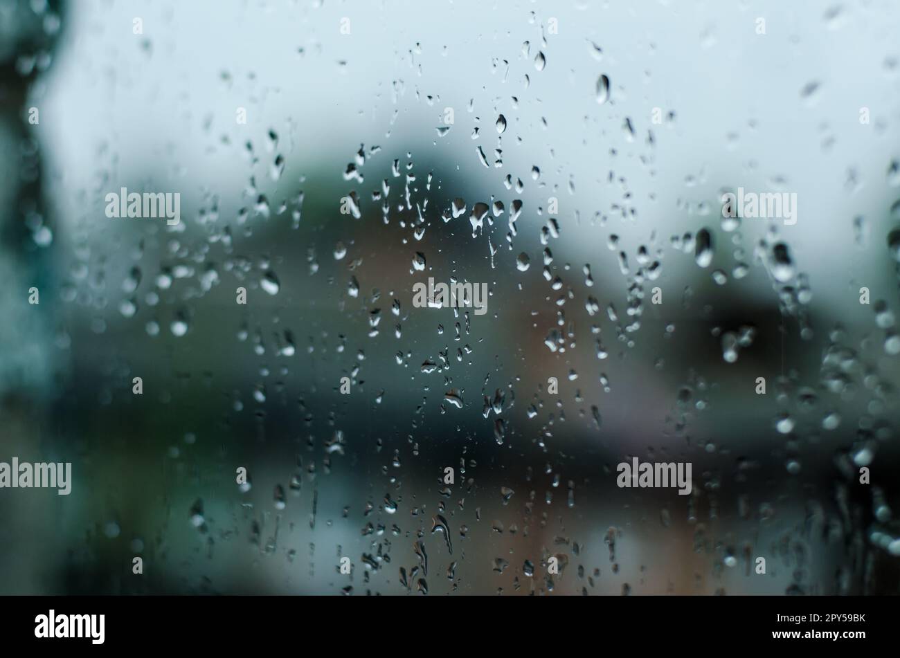 Regentage, Regen fällt auf Fenster, Regen, Regen, Regen und Bokeh ...