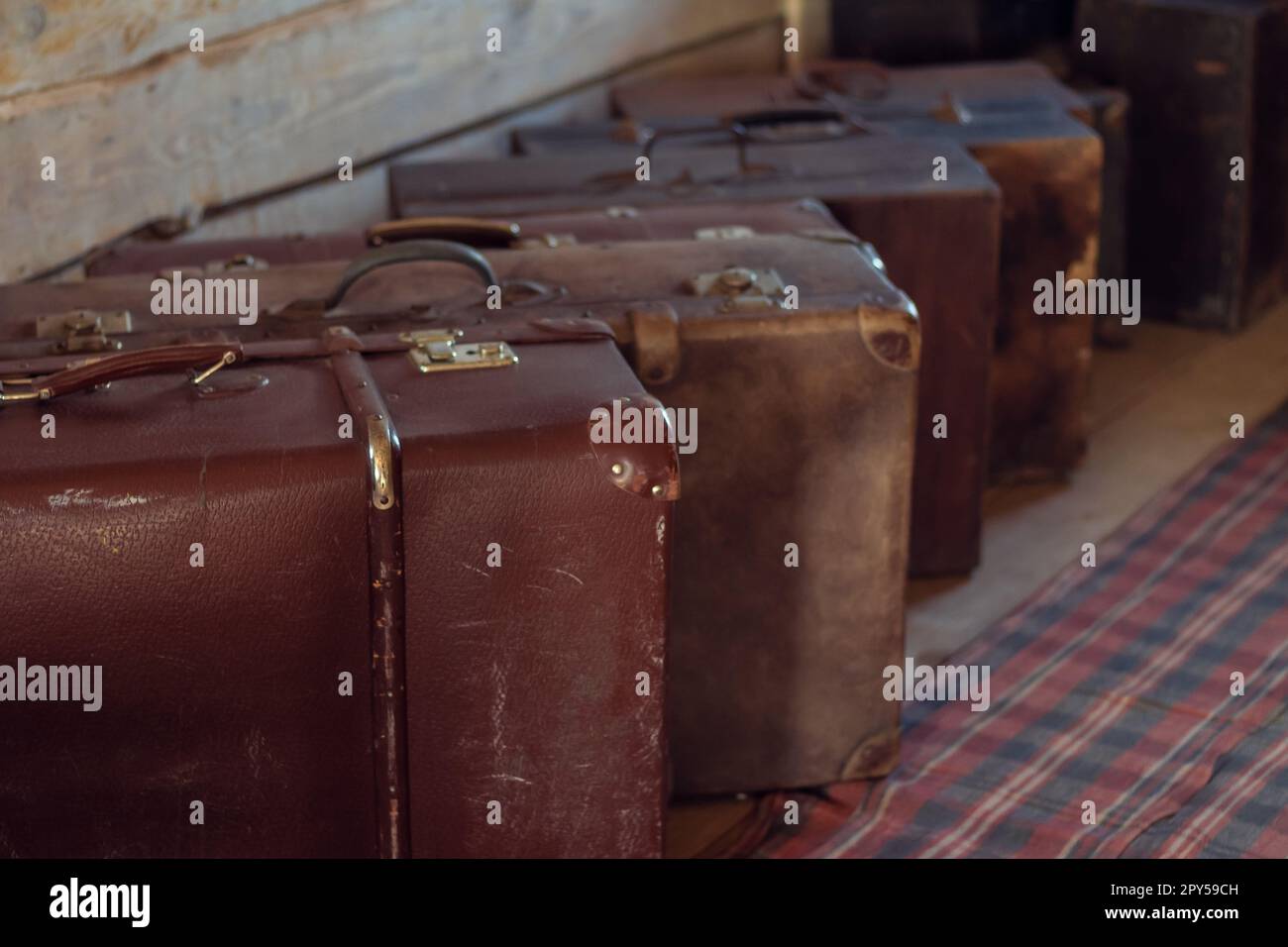 Antike koffer und reisekoffer -Fotos und -Bildmaterial in hoher ...