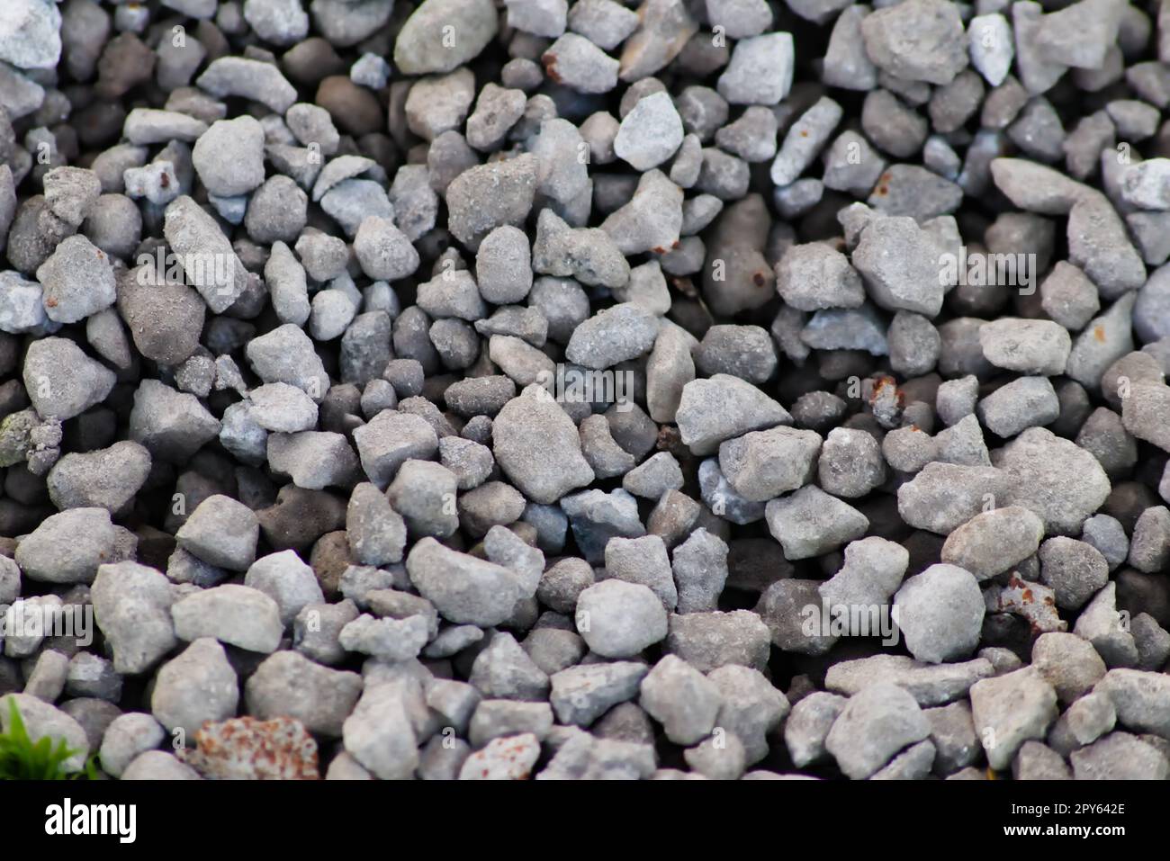 Graue rohe Steine und Rohsteine als Natursteinhintergrund mit ...