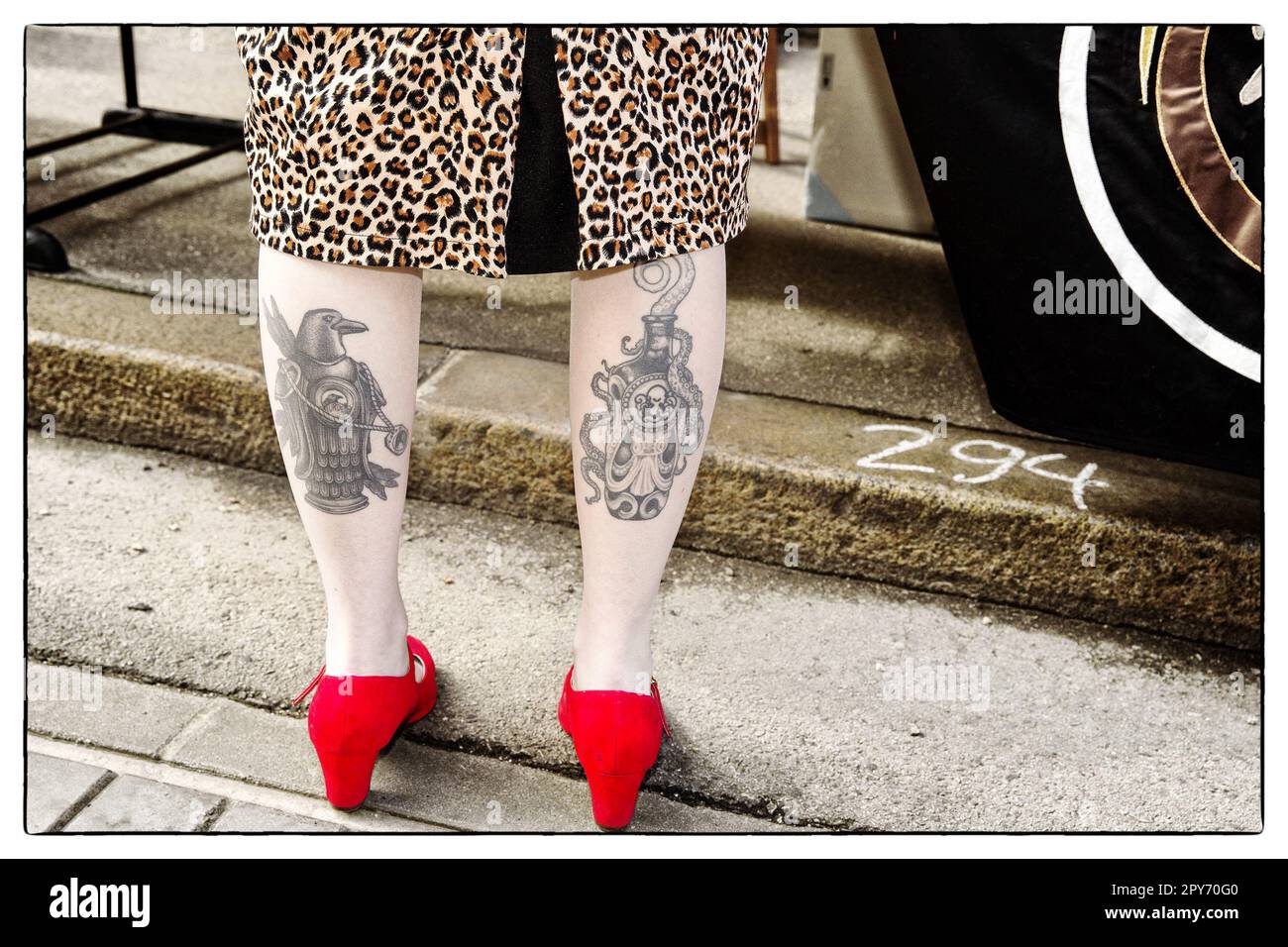 Tattoo legs -Fotos und -Bildmaterial in hoher Auflösung – Alamy