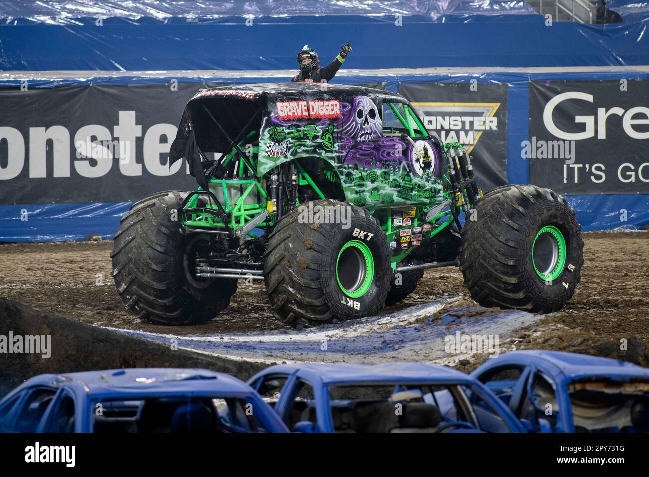 Tyler Menninga, Fahrer von Grave Digger, jubelt mit Fans, nachdem er ...