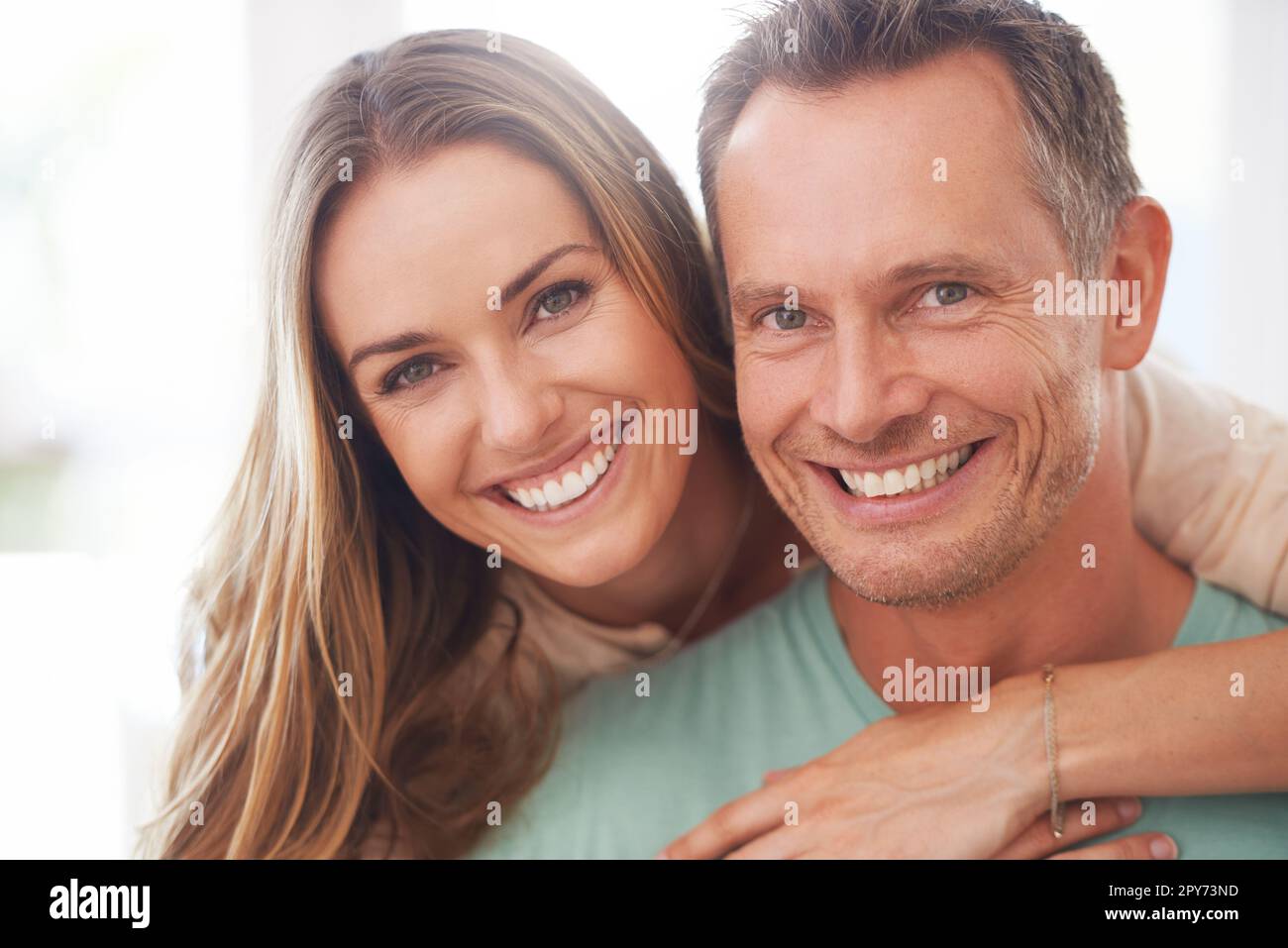 Porträt, verheiratet und Paar Umarmung, Liebe und Romantik mit ...