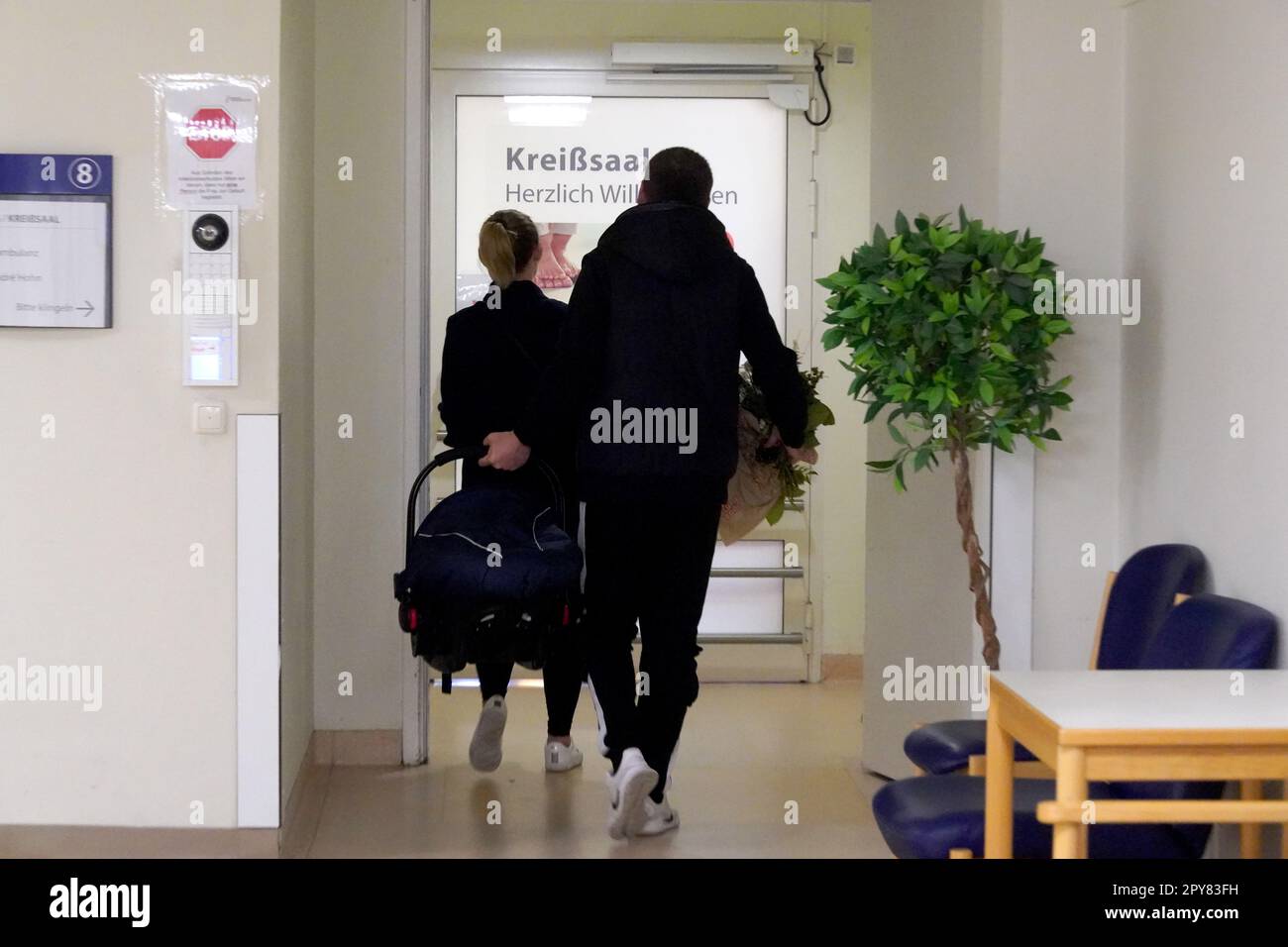 PRODUKTION - 02. Mai 2023, Schleswig-Holstein, Kiel: Eine Frau und ein ...