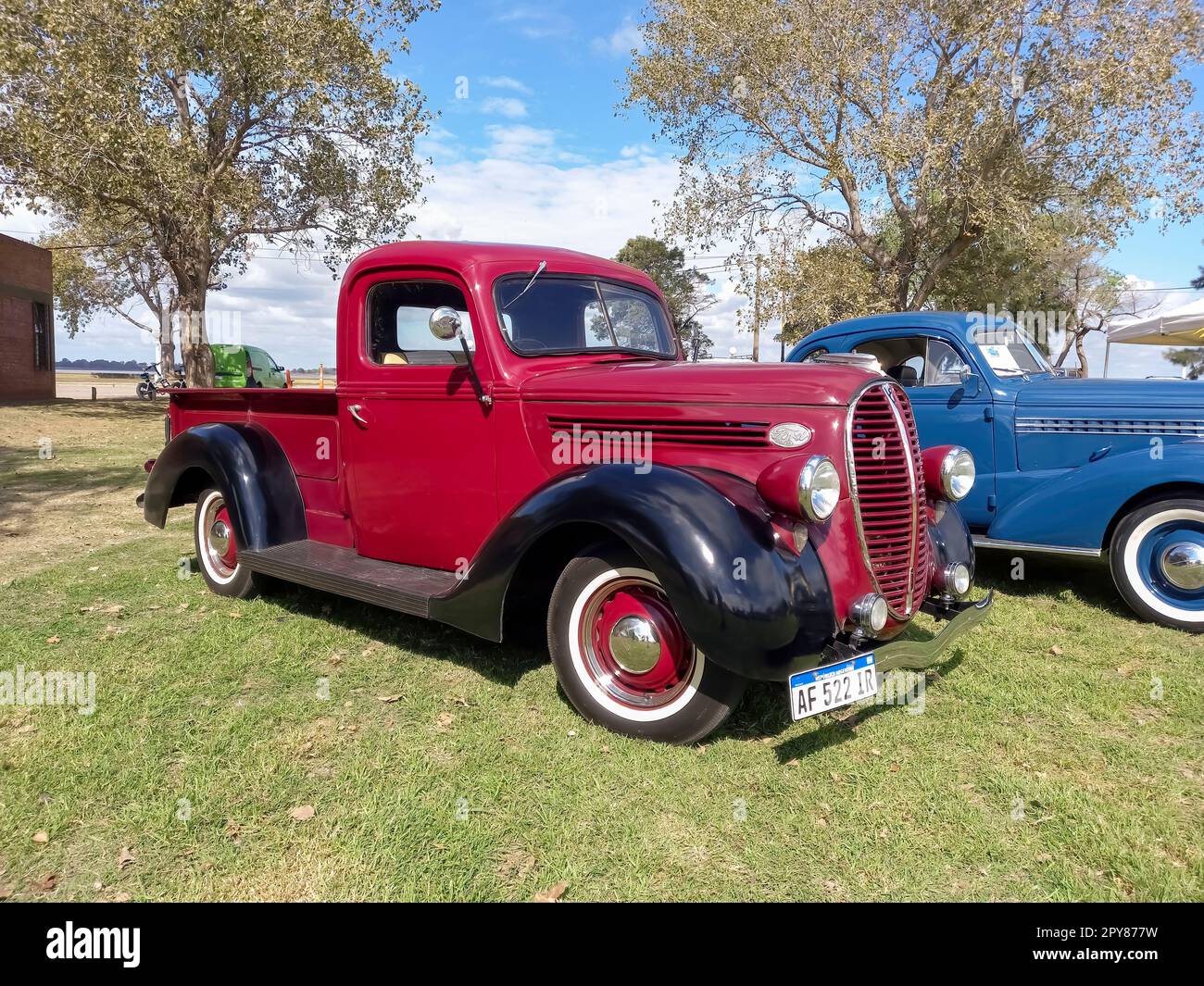 Alter rot-schwarzer Pickup-Truck Ford 85 V8 1938 - 1939 auf dem Rasen ...