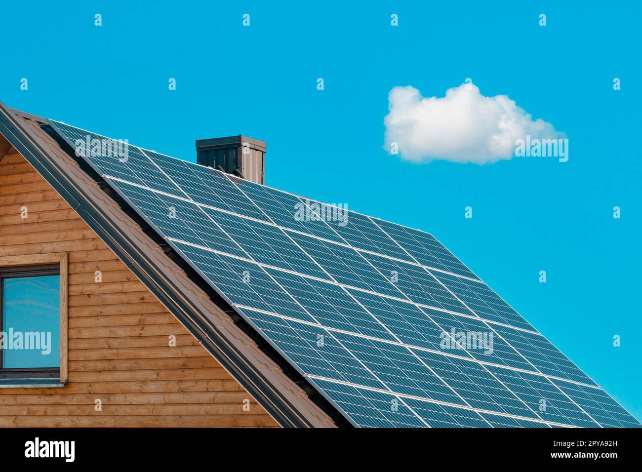 Haus photovoltaik dach solar -Fotos und -Bildmaterial in hoher Auflösung – Alamy