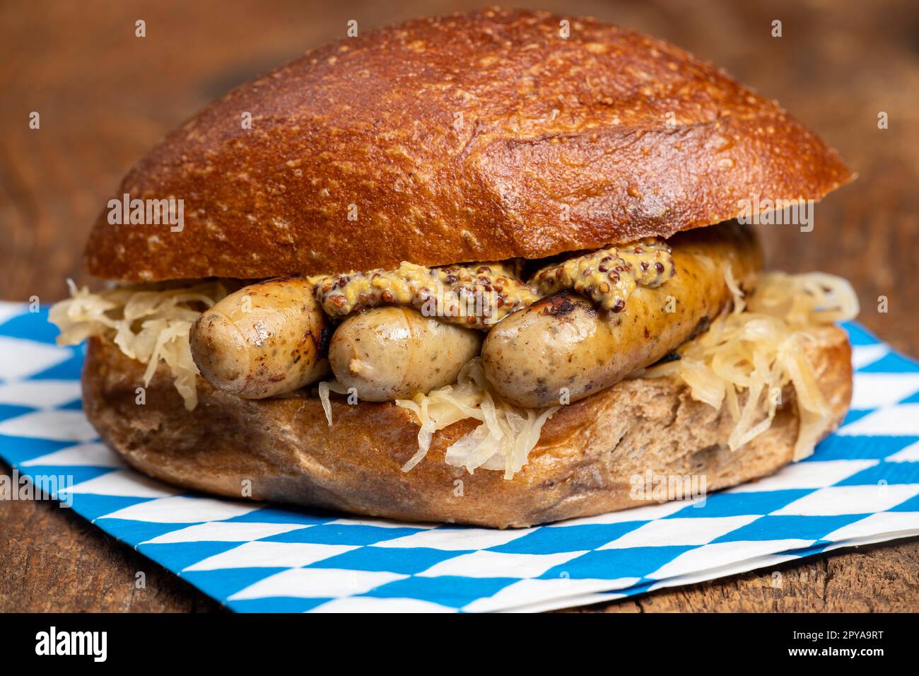 Bratwurst im brötchen -Fotos und -Bildmaterial in hoher Auflösung – Alamy