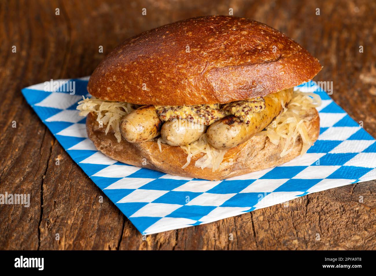 Bratwurst im brötchen -Fotos und -Bildmaterial in hoher Auflösung – Alamy