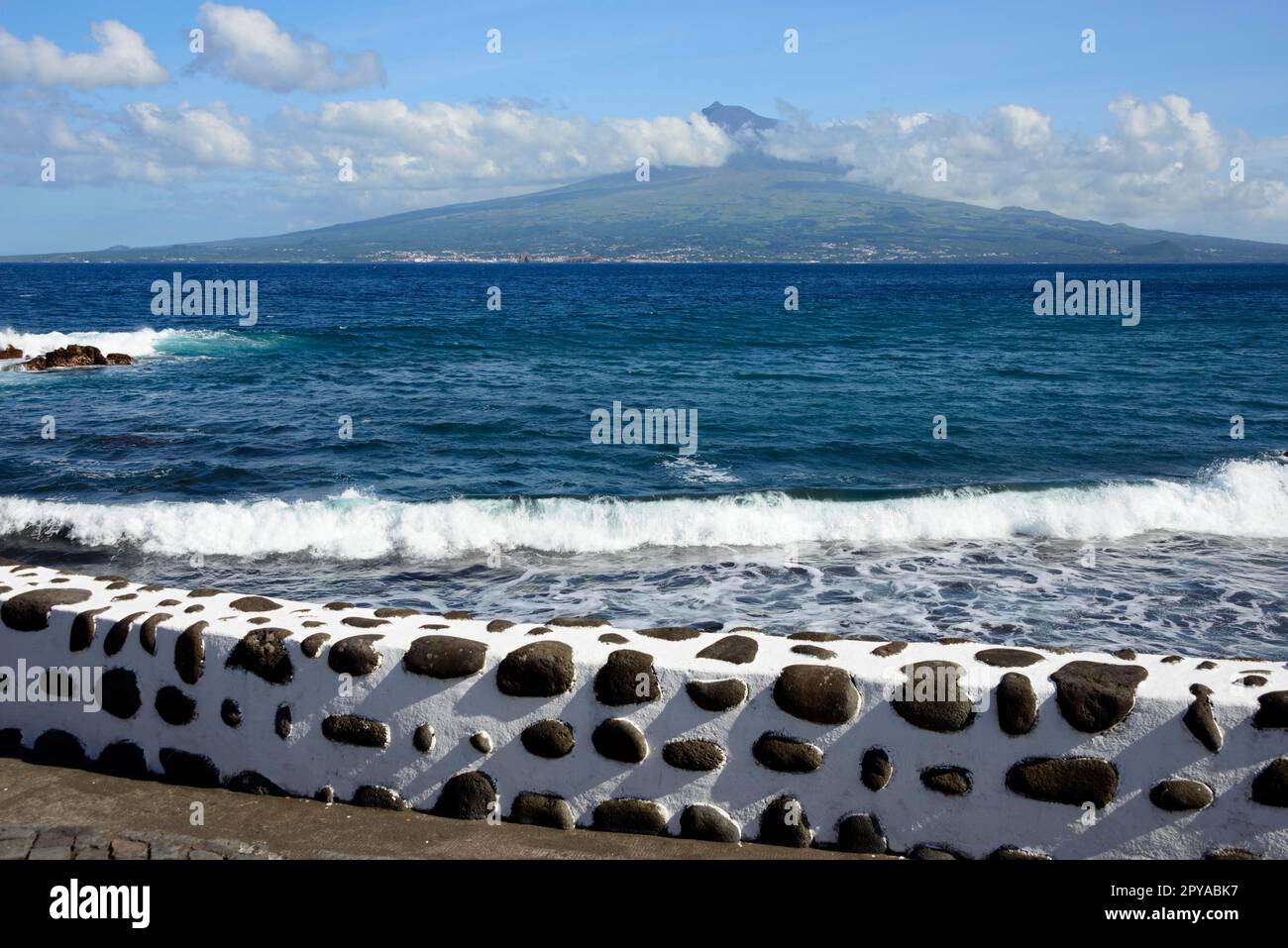 Blick auf Pico, Strand, Praia do Almoxarife, Faial, Azoren, Portugal ...