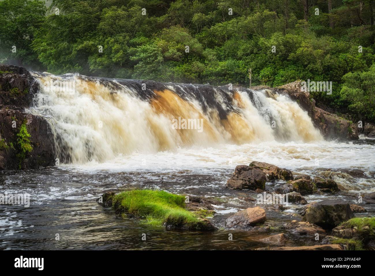 Aasleagh Falls am Erriff River mit einem grünen Fest im Hintergrund ...