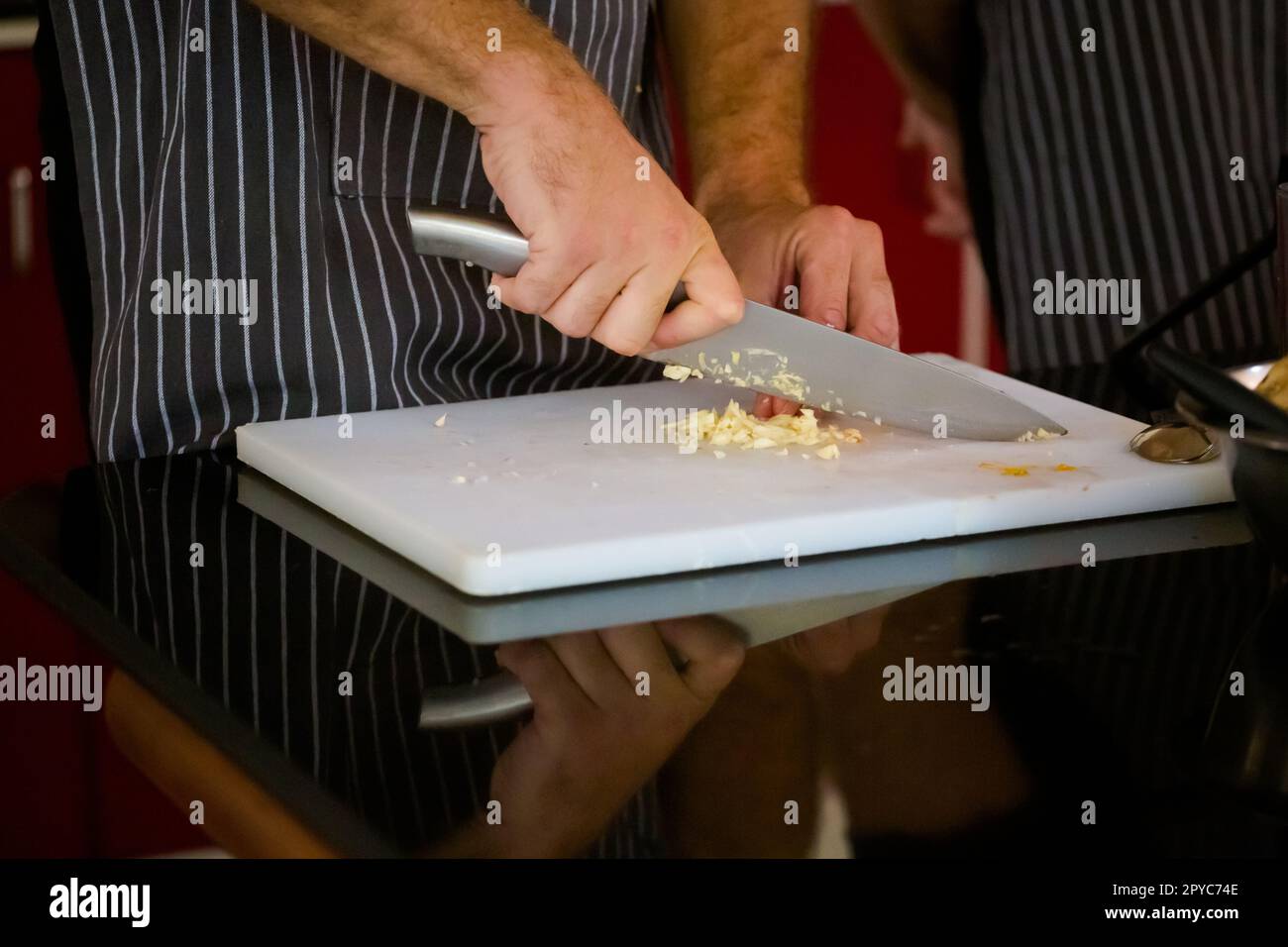Traditionelle Zubereitung von indischem Essen mit einem Zerkleinerer ...