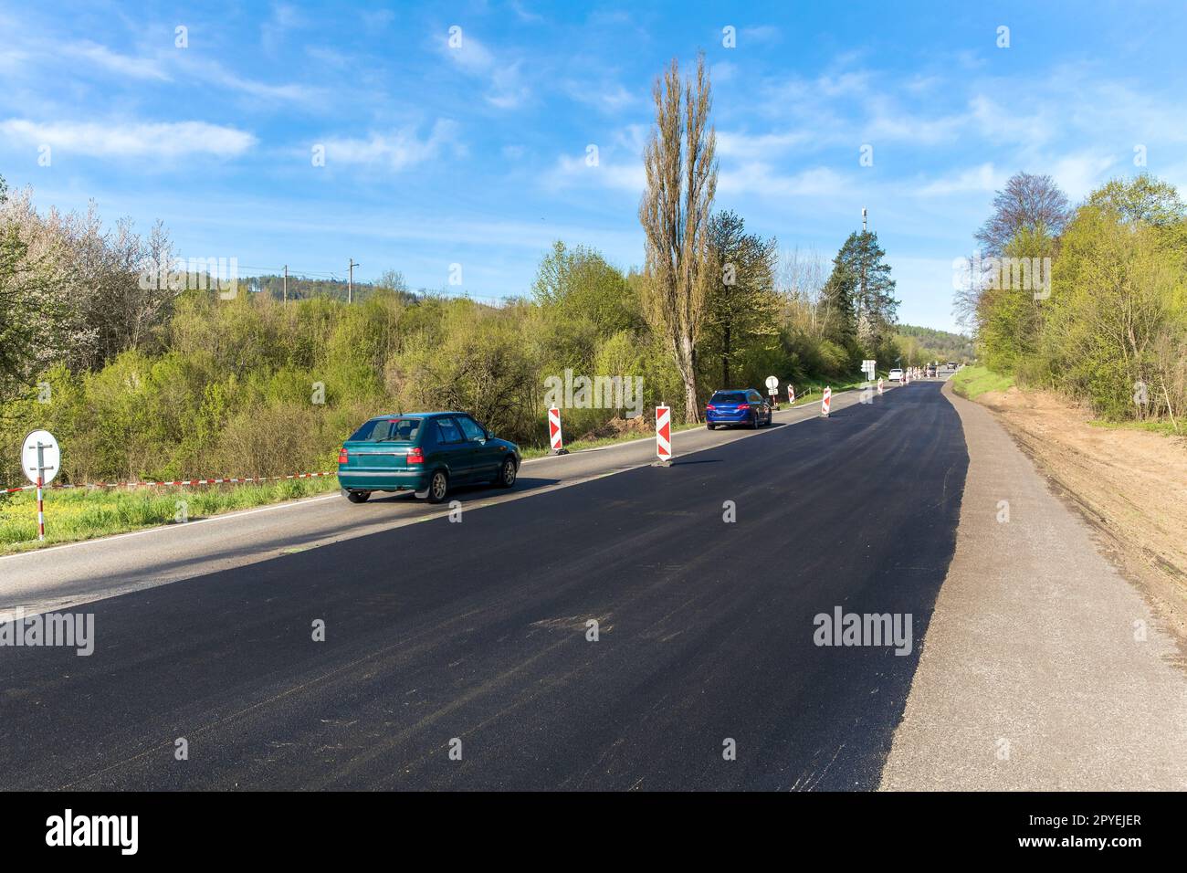 Die Verlegung eines neuen Asphalts auf der Straße in der Tschechischen ...