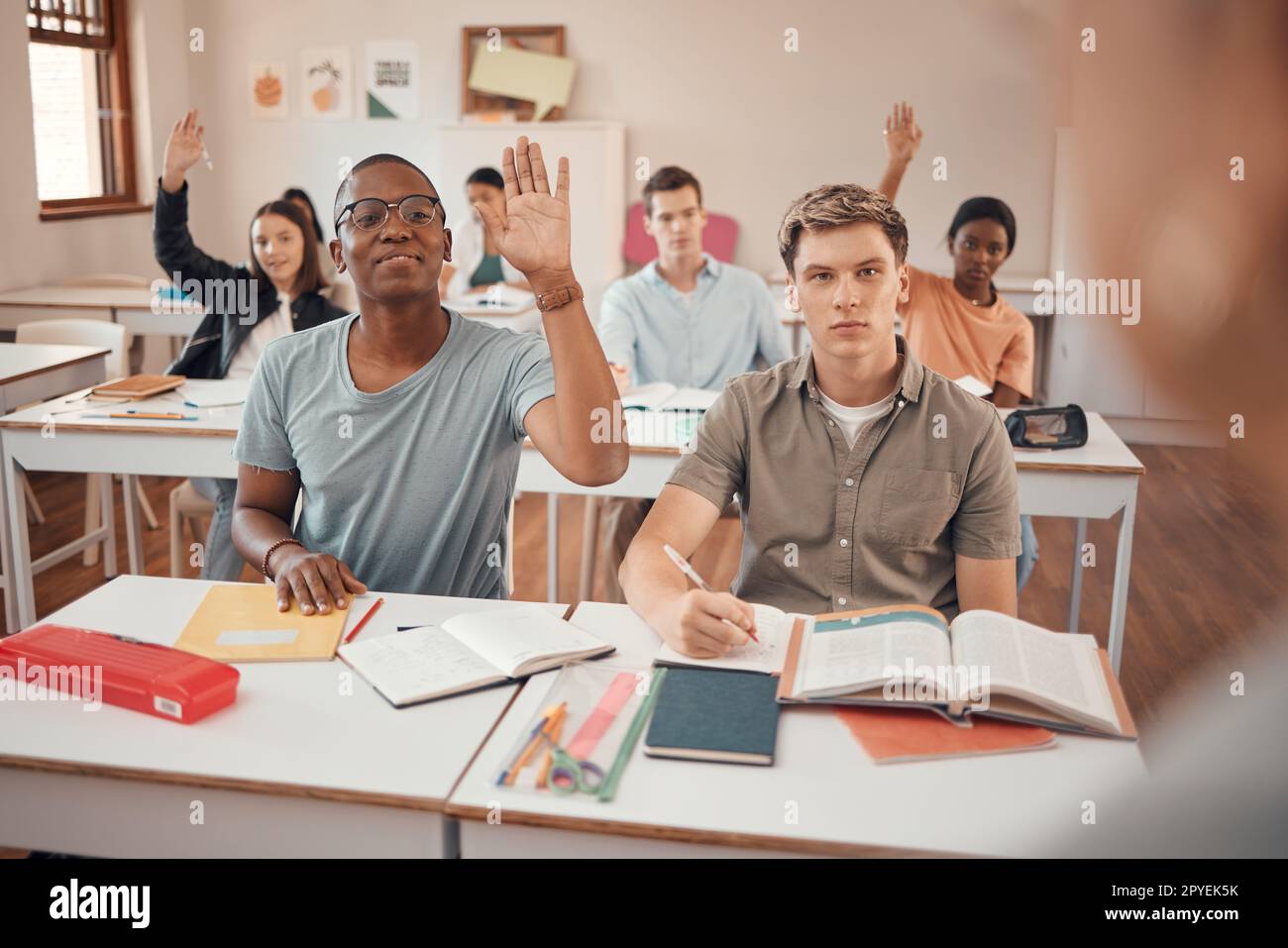 Klassenzimmer, Wissensfragen und Schüler haben Probleme mit dem Lernen ...