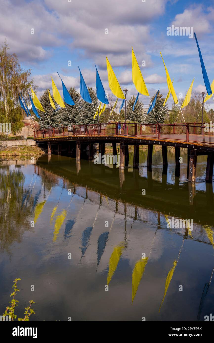 Eine Fußgängerbrücke mit Flaggen über dem Deschutes River im Old Mill ...