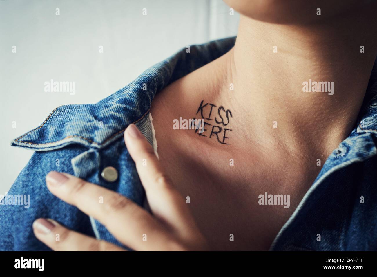 Kuss auf den hals -Fotos und -Bildmaterial in hoher Auflösung – Alamy