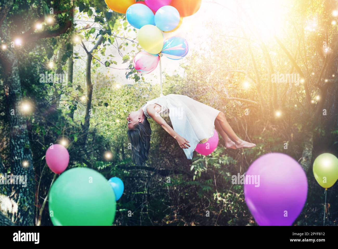 Befreie dich. Ein kleines Mädchen schwebt in der Luft mit Heliumballons ...