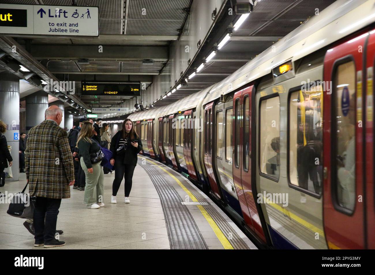 Passagiere, die auf dem Bahnsteig der Westminster-U-Bahn warten, wenn ...