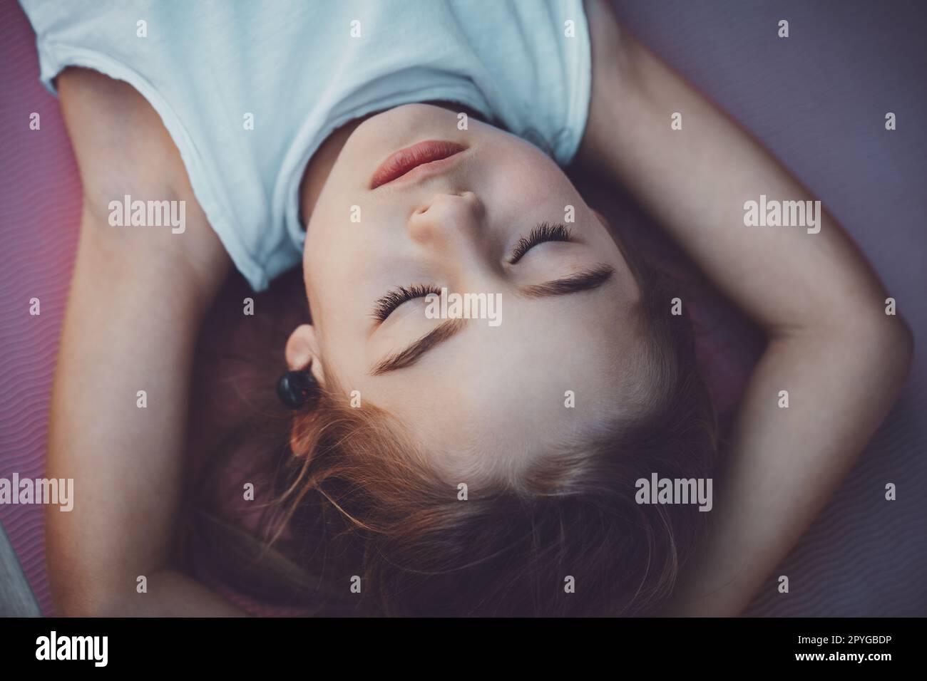 Meditierendes kind -Fotos und -Bildmaterial in hoher Auflösung – Alamy