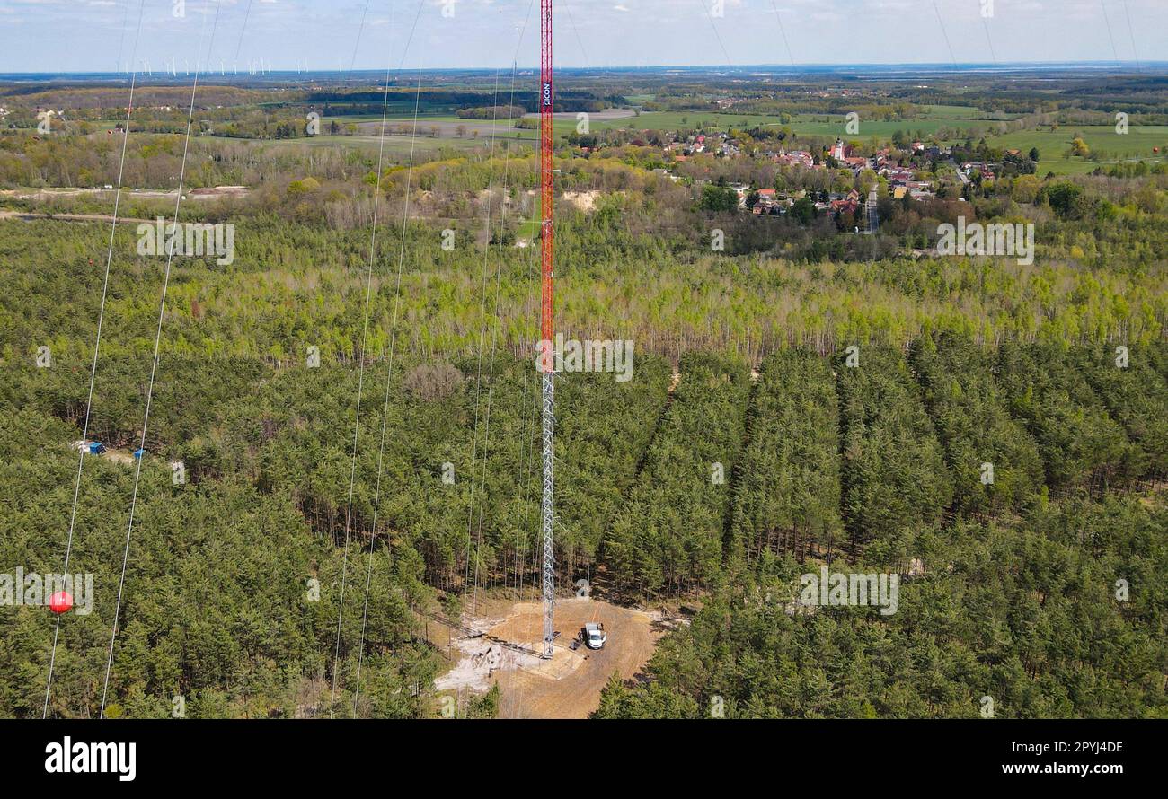 PRODUKTION - 03. Mai 2023, Brandenburg, Klettwitz: Der 300 Meter hohe ...