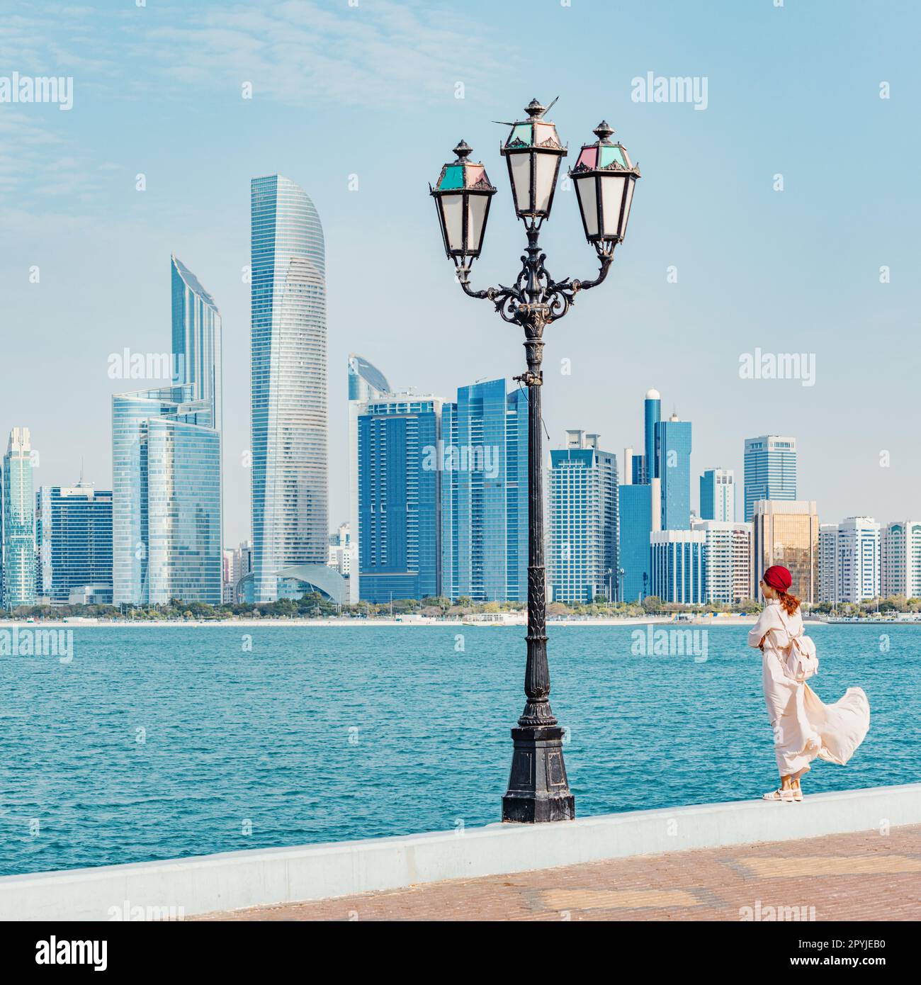 Mädchen Genießen Sie eine gemütliche Promenade durch die belebten ...