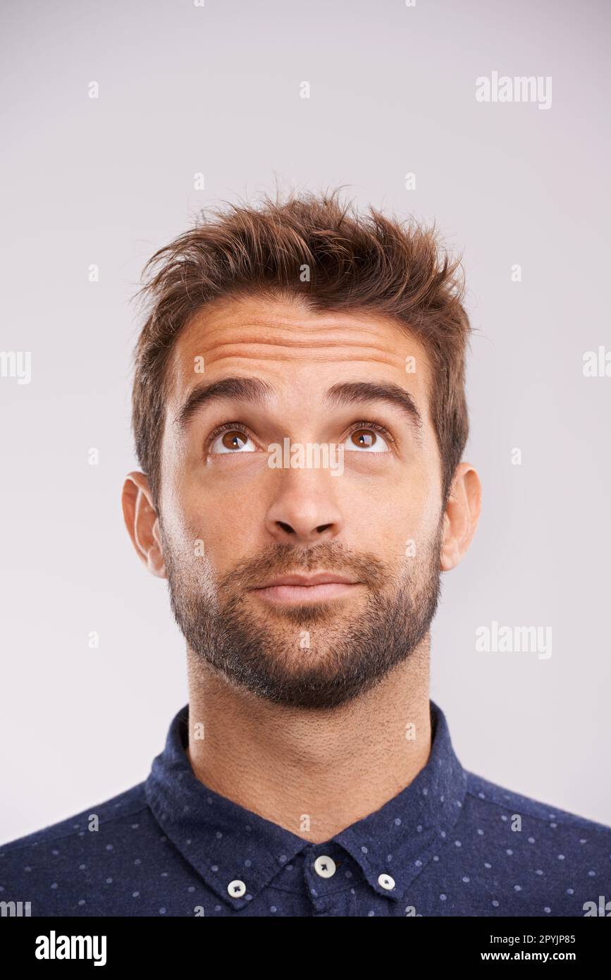 Denken, aufschauen und Mann im Studio mit Lösungen, Ideen und ...