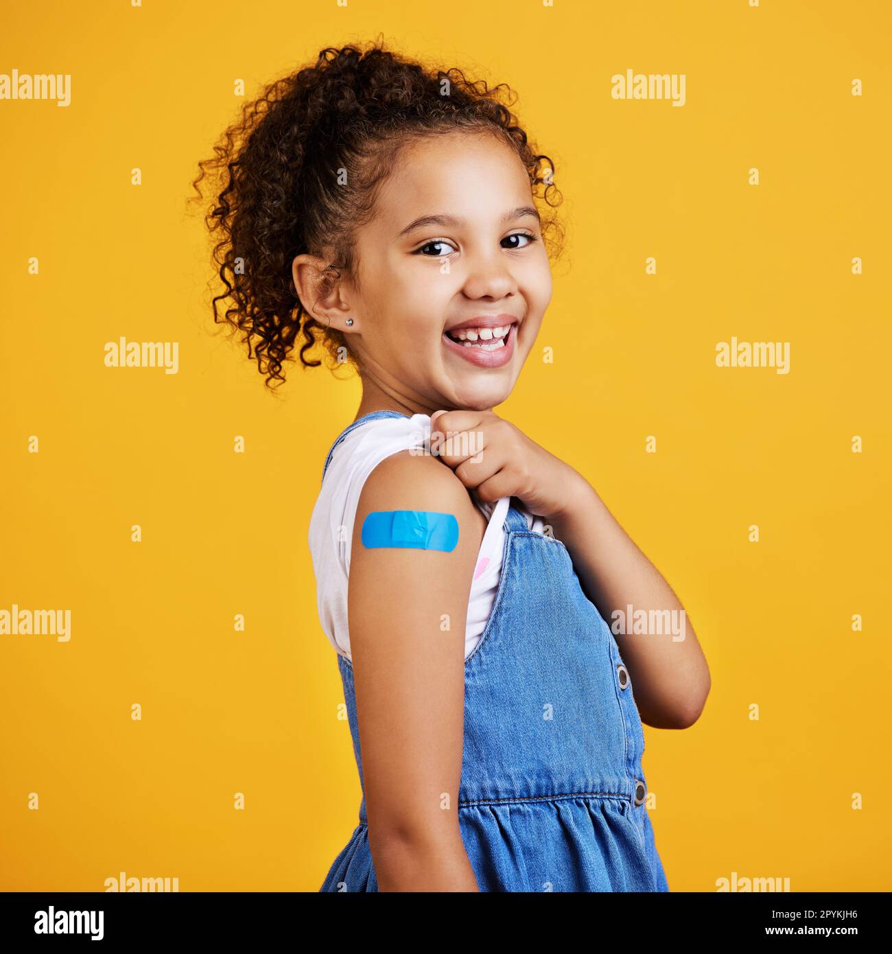 Glücklich, Porträt und Kind mit einem Pflaster in einem Atelier wegen ...