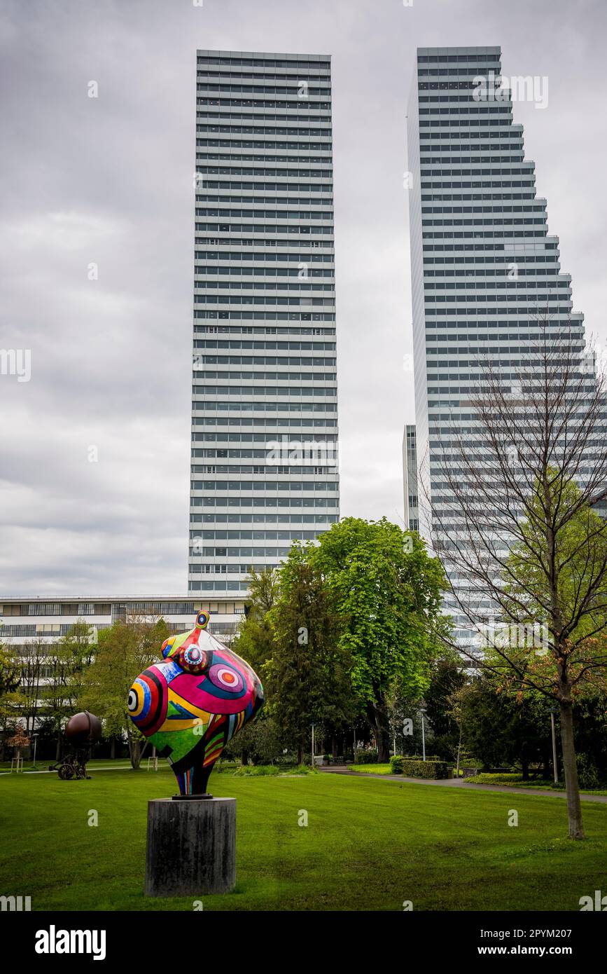 Niki de Saint Phalle's Nana Statue im Garten des Tinguely Museums und ...